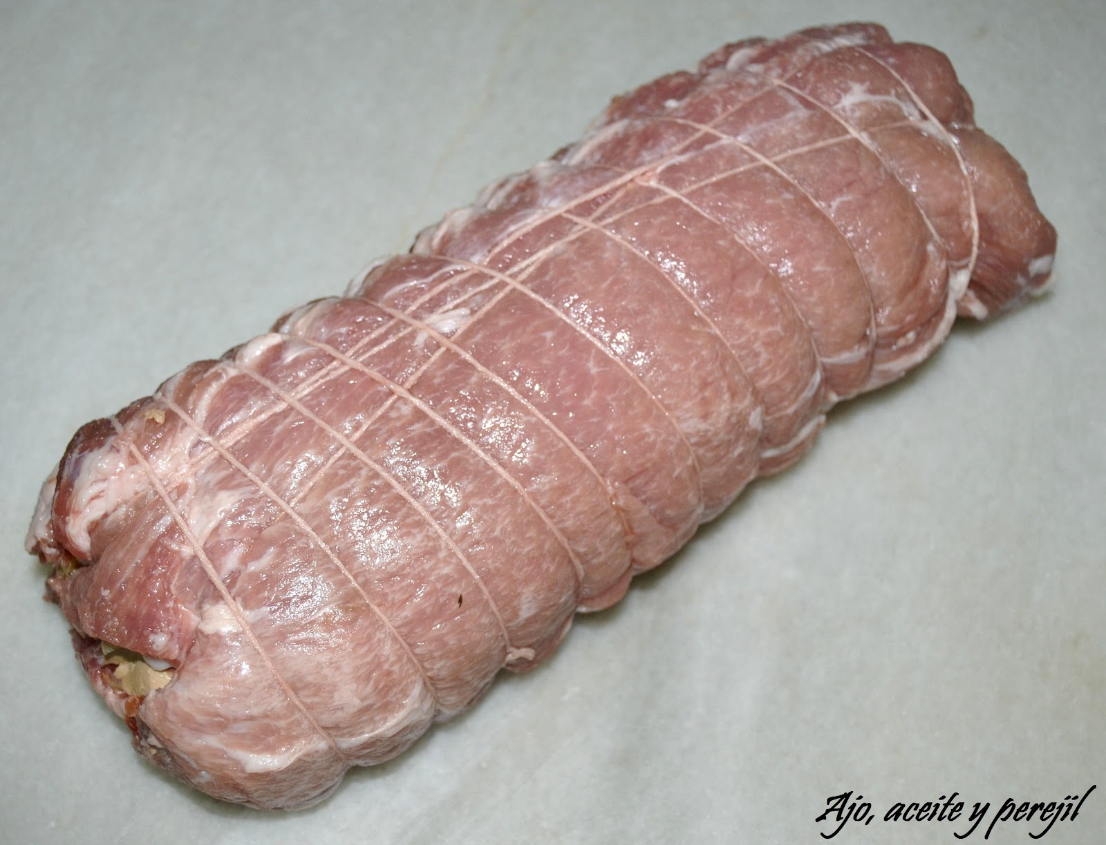 Ajo, aceite y perejil: LOMO DE CERDO RELLENO AL AROMA DE BOURBON Y TOMILLO