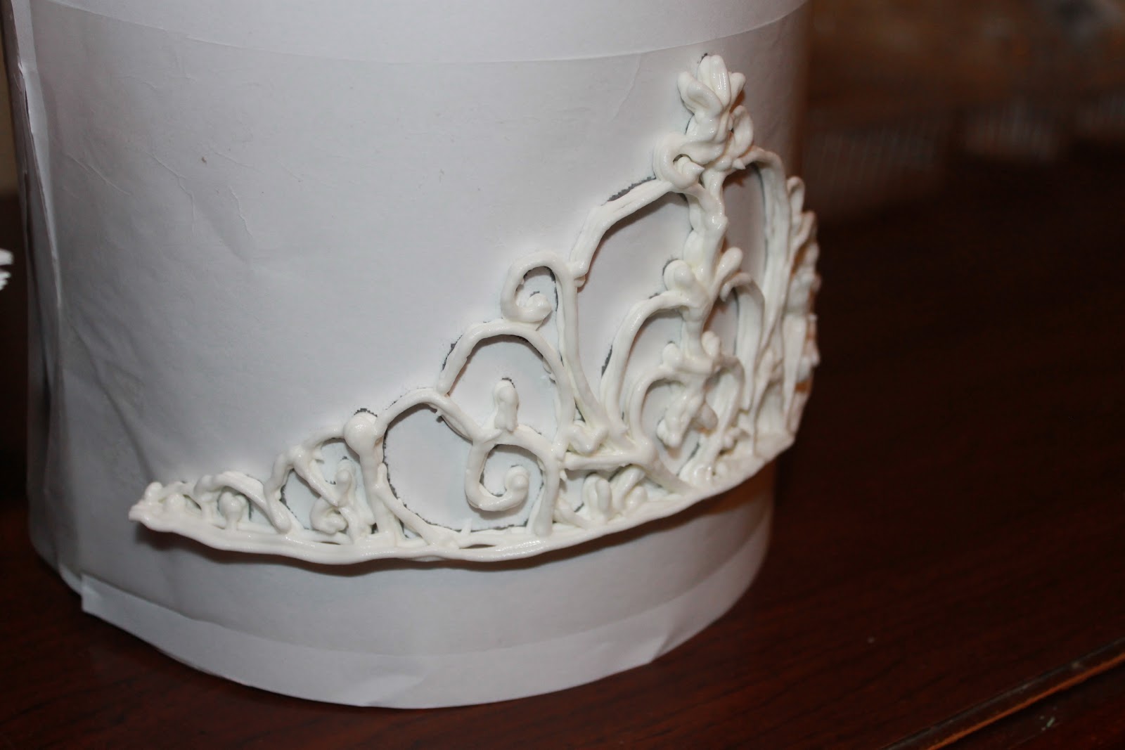 Cups of Cake: Royal Icing Crown