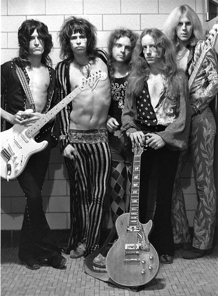60 Rare And Stunning Black And White Photographs Of 1970s Rock Stars 60-rare-and-stunning-black-and-white-photographs-of-1970s-rock-stars