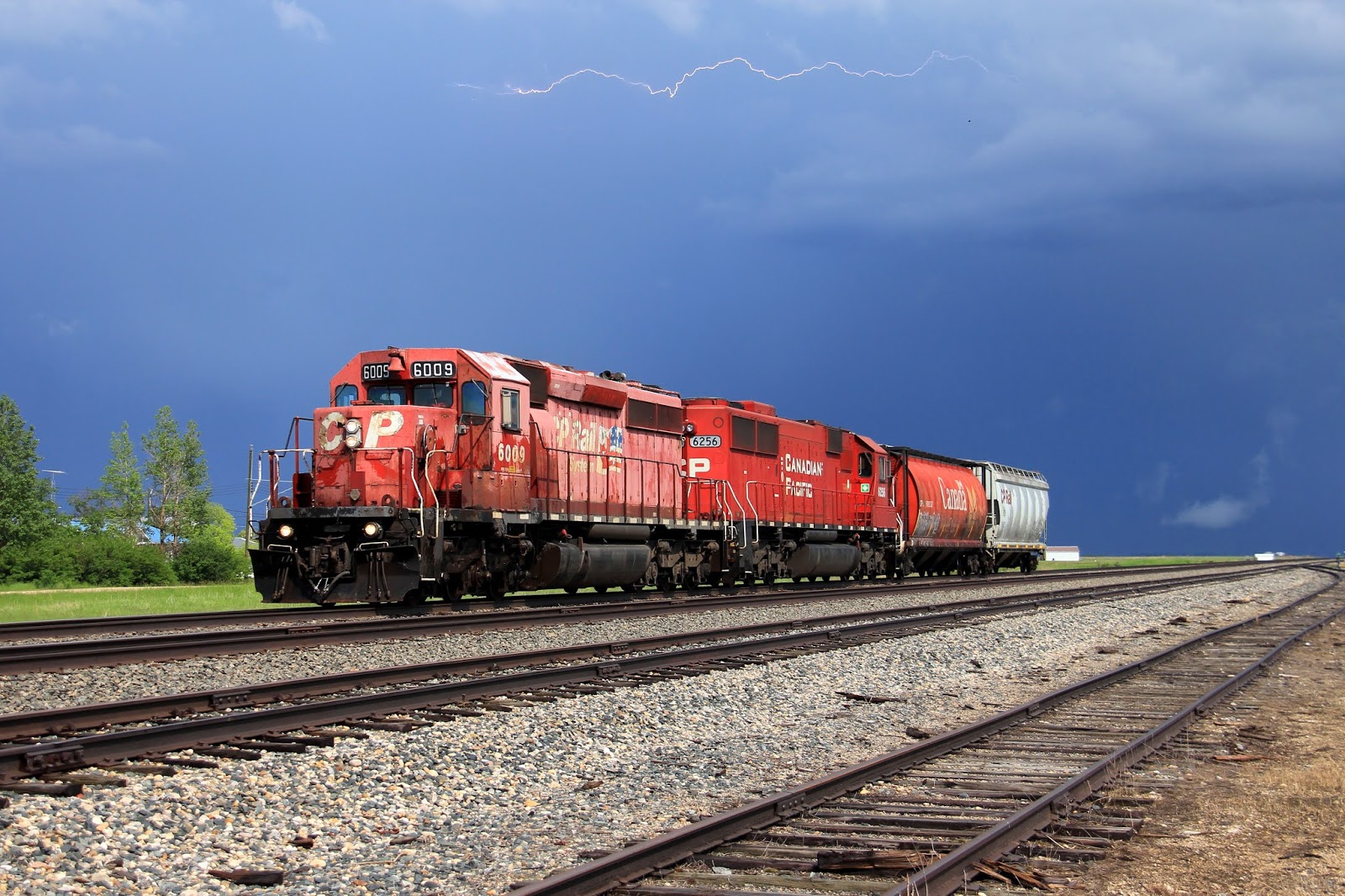 Winnipeg Model Railroad Club: Stormy train images along the CP main line