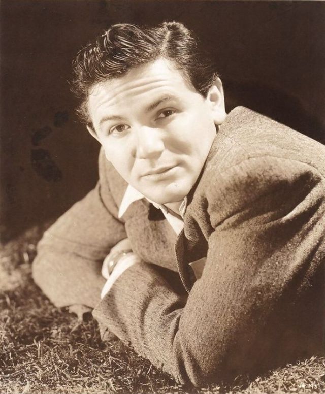 Vintage Portrait Photos of John Garfield in the 1930s and ’40s ...