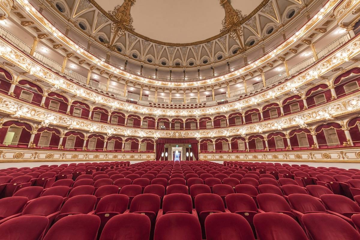 Chingum — Discover Curiosities: Stunning Interiors of Opera Houses