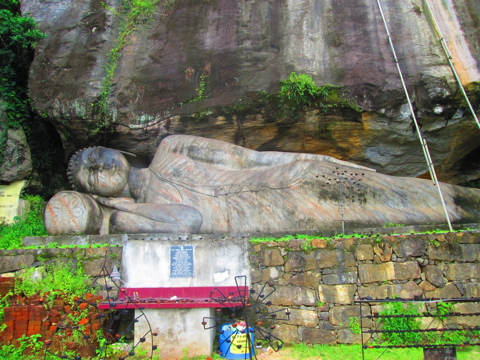 Budget Travelling: Ambulgama Temple - Sri Lanka