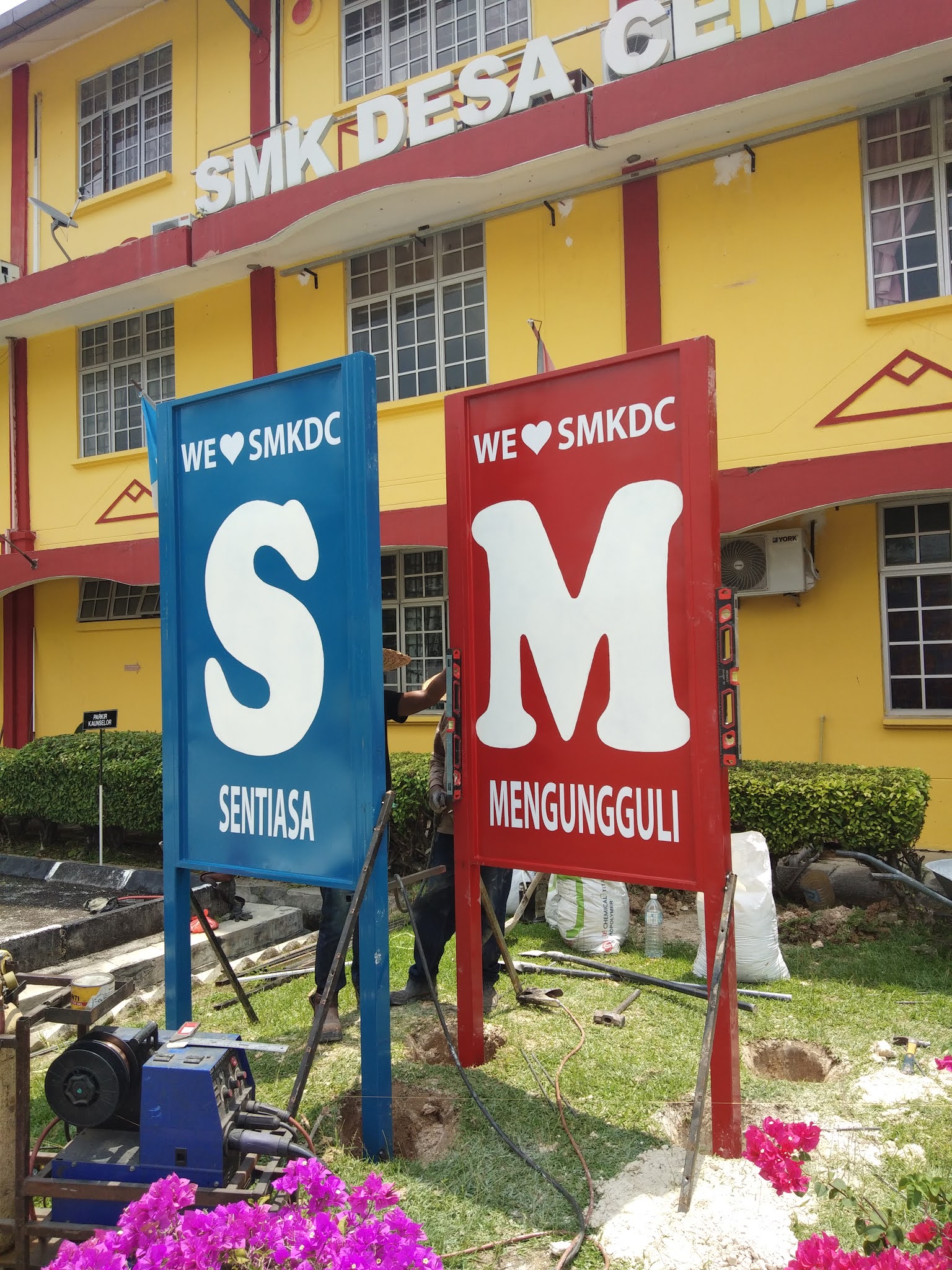 AWNING PAGOLA DAN GRILL : Nilai :Memasang Set Papan Tanda Ikon SMKDC.