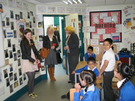 Georgie Henley Team: Fotos de Georgie visitando Copthorne Primary School