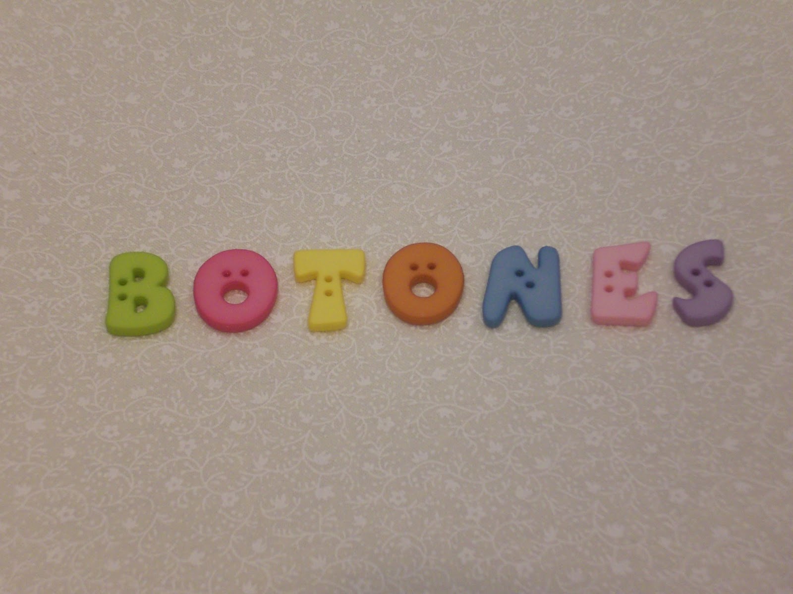 HILAR FINO: BOTONES DE LETRAS