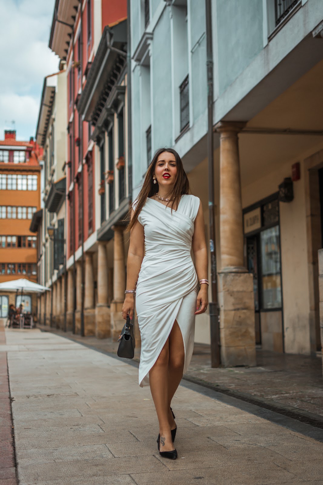 Con vestido Blanco | Brunette Ambition | Patricia Sáez