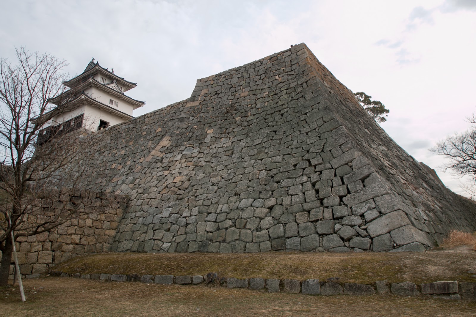 Marugame castle -Small main tower on sheer stone wall- | Japan Castle ...