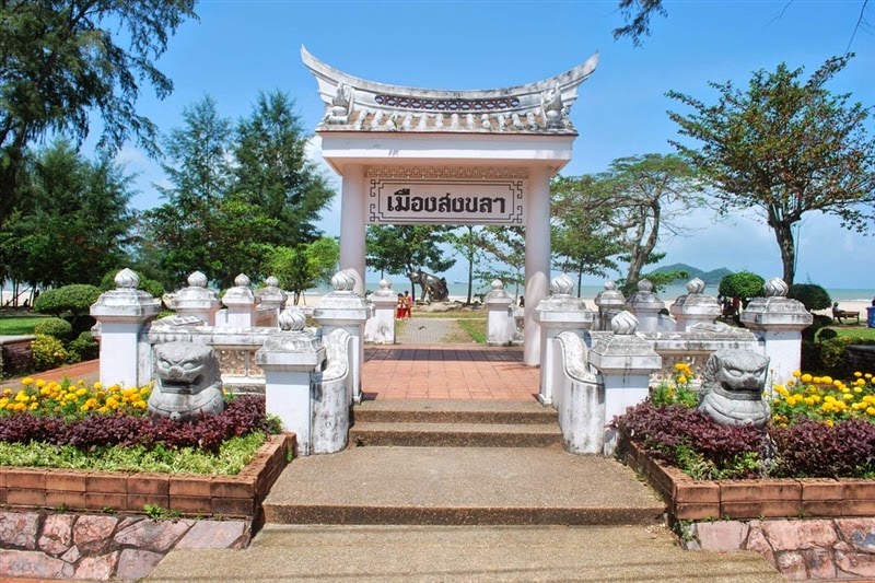 Joy in Thailand: Samila Beach a Songkhla