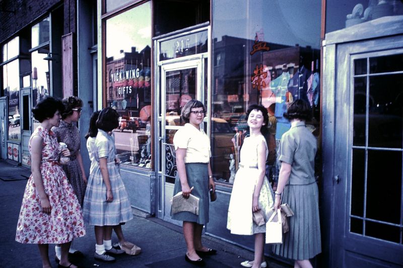 35 Amazing Photos Capture Street Scenes of Chicago in the 1950s ...