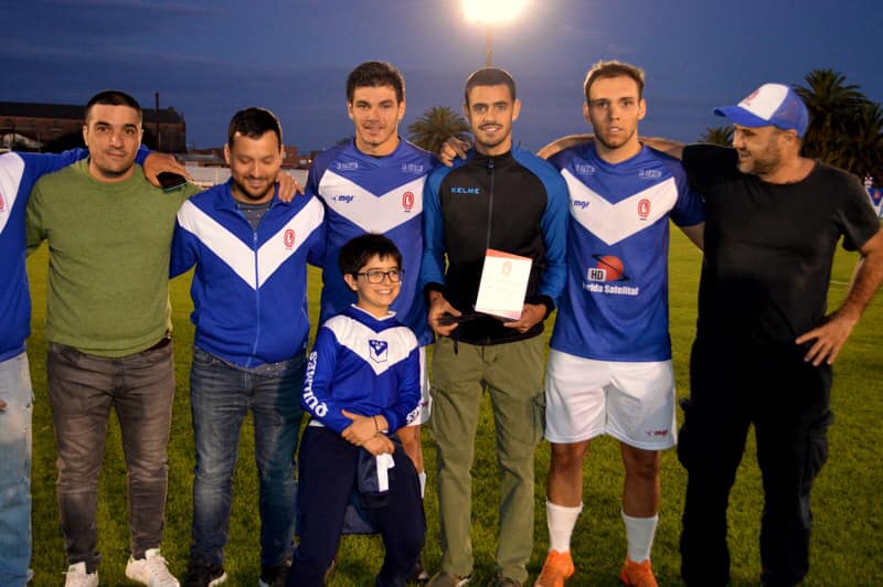 AZUL CON LA V BLANCA: QUILMES HOMENAJEÓ a Mathías ALVAREZ NAVARRO.