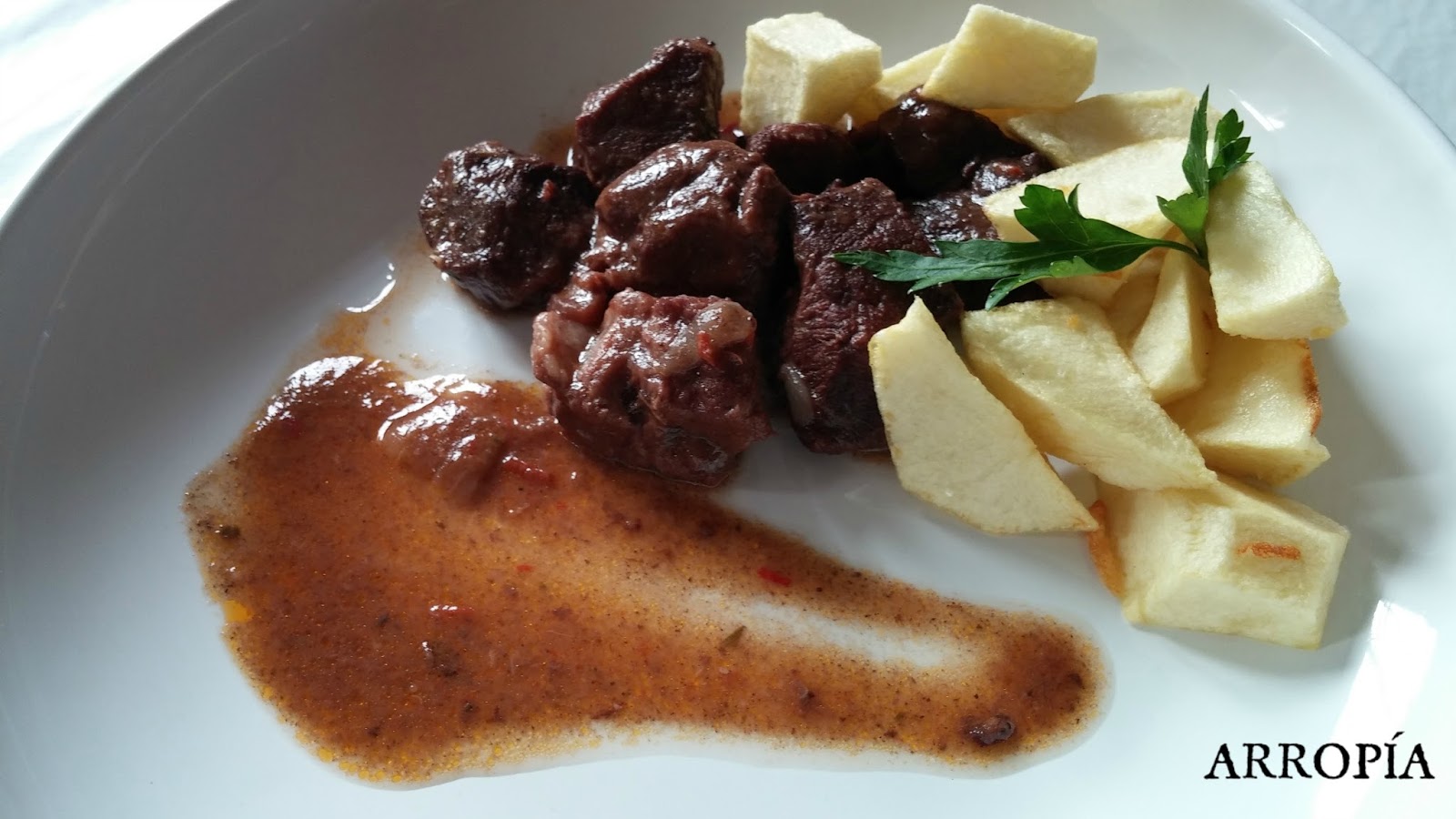 Arropía: Ternera con patatas y salsa de membrillo