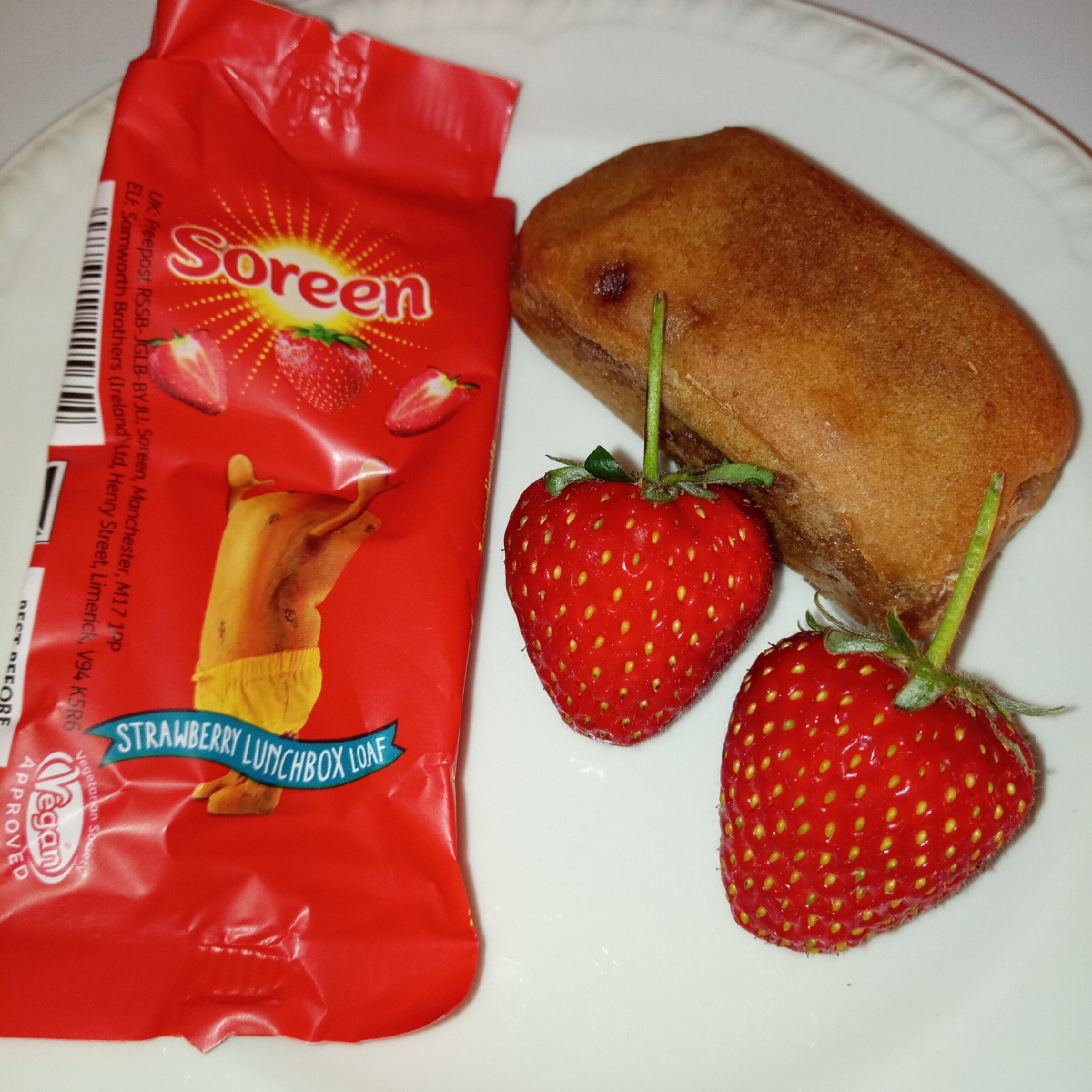 Supersupergirl's Food Reviews: Soreen Strawberry Lunchbox Loaves