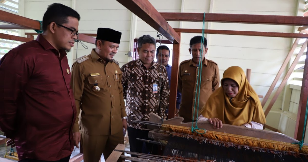 Bupati Aceh Besar Buka Pelatihan Dasar Menenun Di Gampong Siem - Lamuri Online