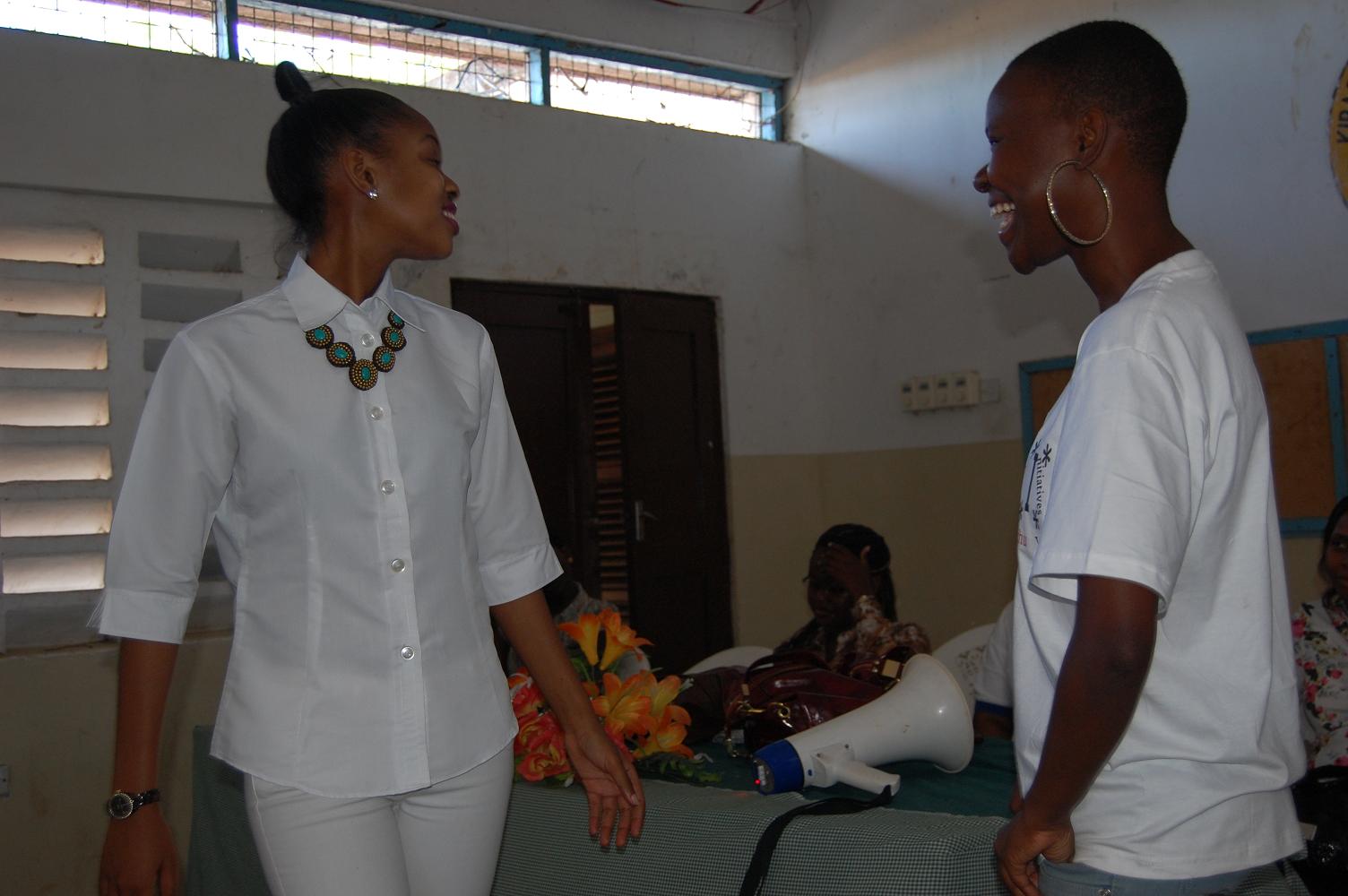 Jokate awafunda wanafunzi wa sekondari ya Kibasila - Elimu Bora Tanzania