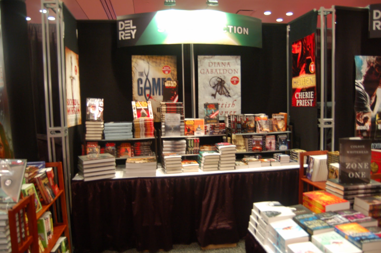 Midnyte Reader: NY Comic Con 2011 recap - Book and comic signings.