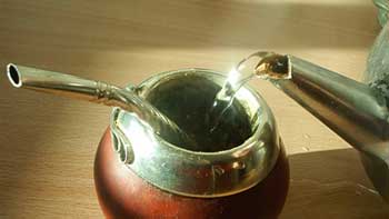 Mi Sala Amarilla: El mate: Una tradición que habla. Su origen y significado