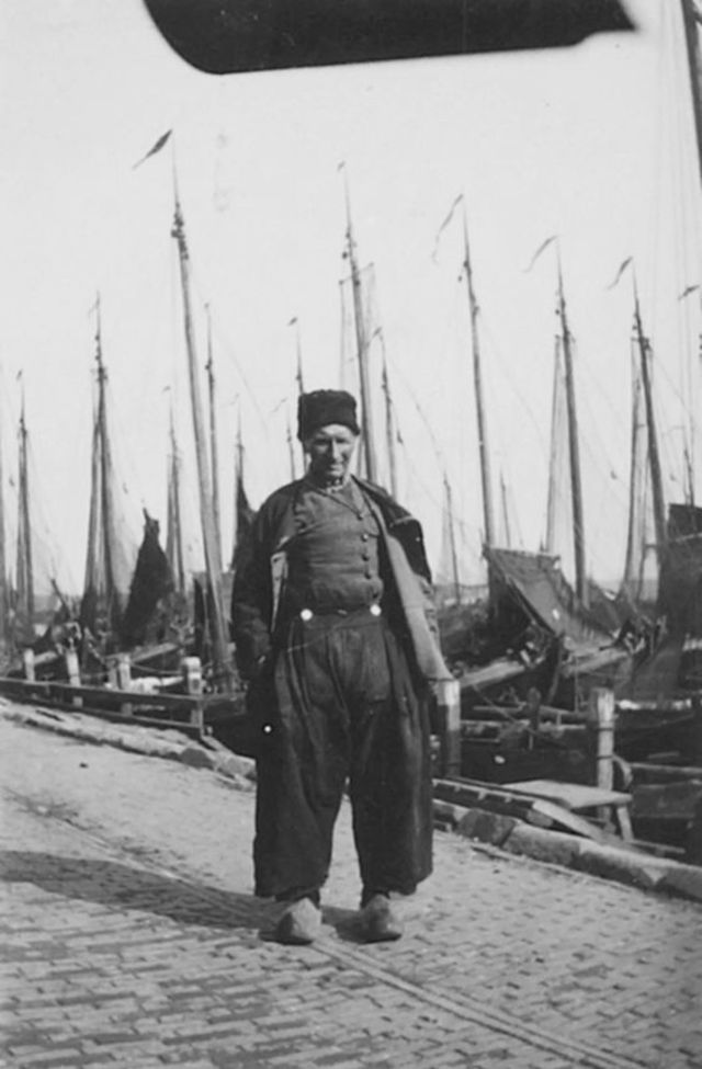 30 Vintage Photographs of Dutch Men in Traditional Volendam Worker ...