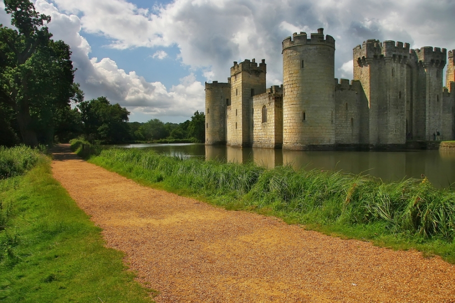 Bodiam Castle, Robertsbridge, England (with Map & Photos)