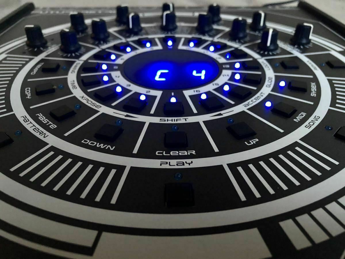 MATRIXSYNTH: FUTURE RETRO Revolution R2 TB-303 Monophonic Analog ...