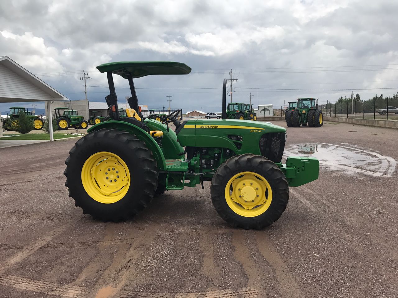 MAQUINARIA AGRICOLA INDUSTRIAL: Tractor John Deere 5105M.... $24,200Dlls.