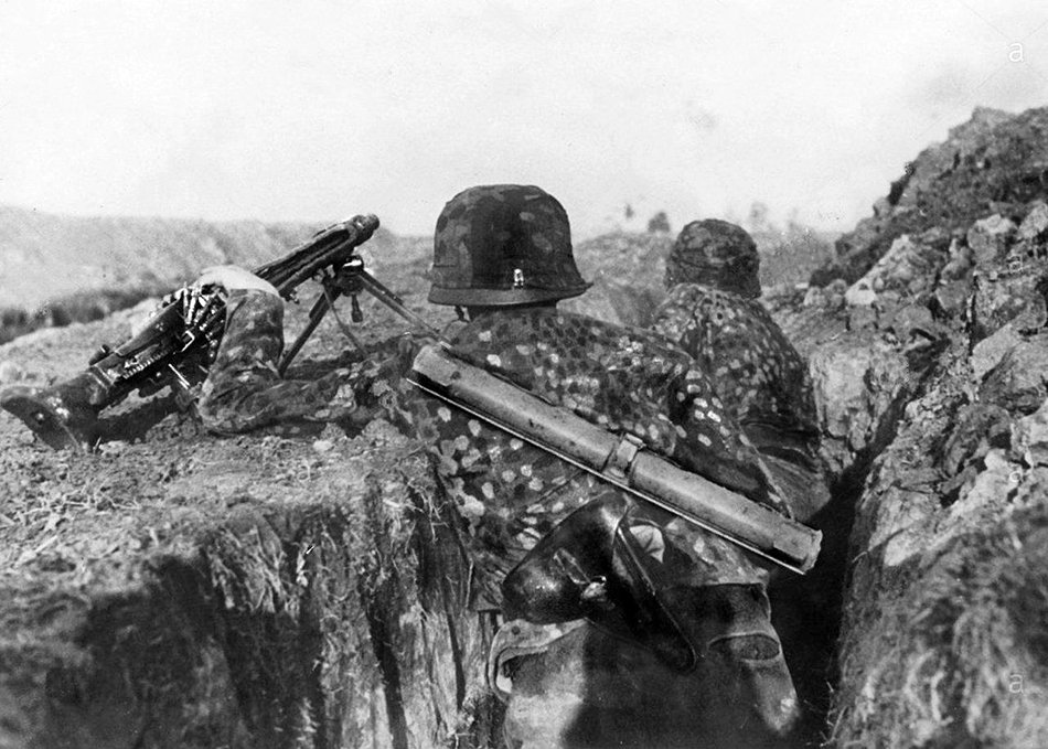 Asian Defence News: Two Danish MG 42 gunners of the Waffen-SS in a ...