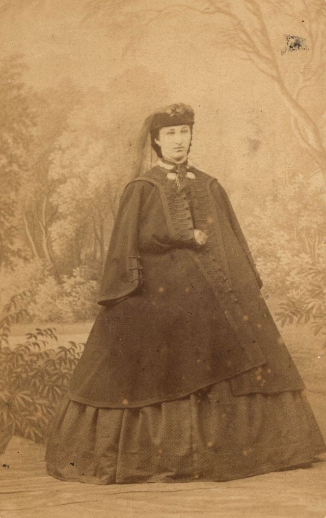 45 Amazing Photos Capture Victorian People Posing With Painted ...