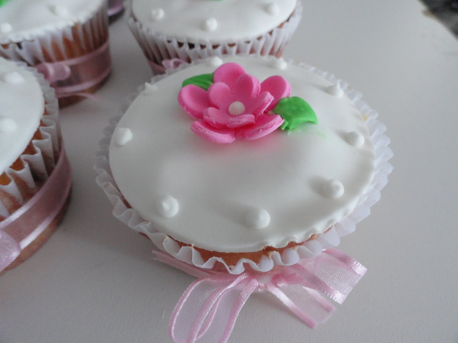 Lucimara Yozia Cake Design: cap cakes