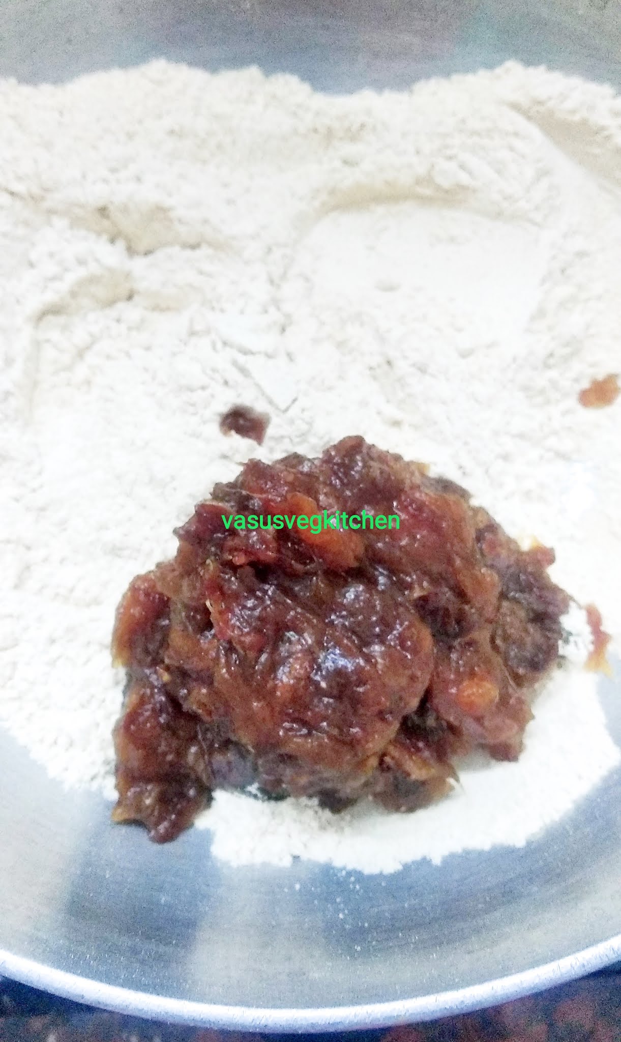 Vasusvegkitchen: Batheeth - Emirati Dates crumble Batheeth