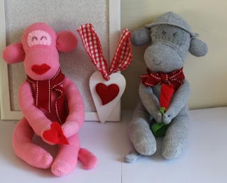 scratchy cat crafter: Valentines Day Sock Monkeys