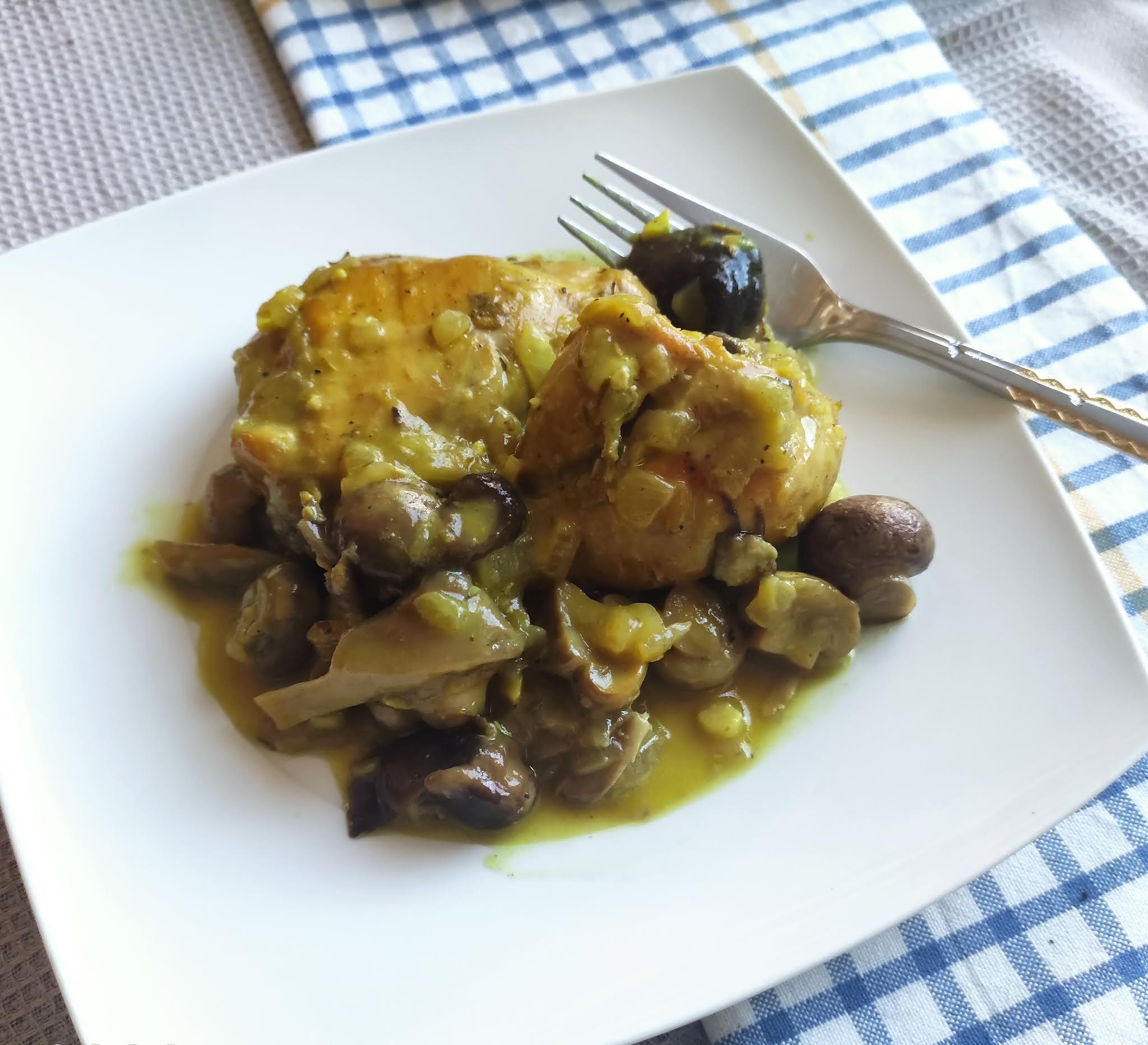 Pollo guisado con setas variadas
