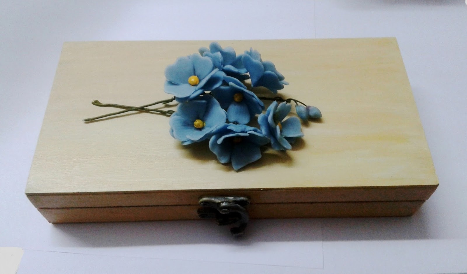 CRAFT WORLD: Gift boxes with clay flowers