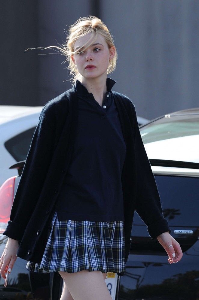 El Templo de Onán: Elle Fanning school uniform