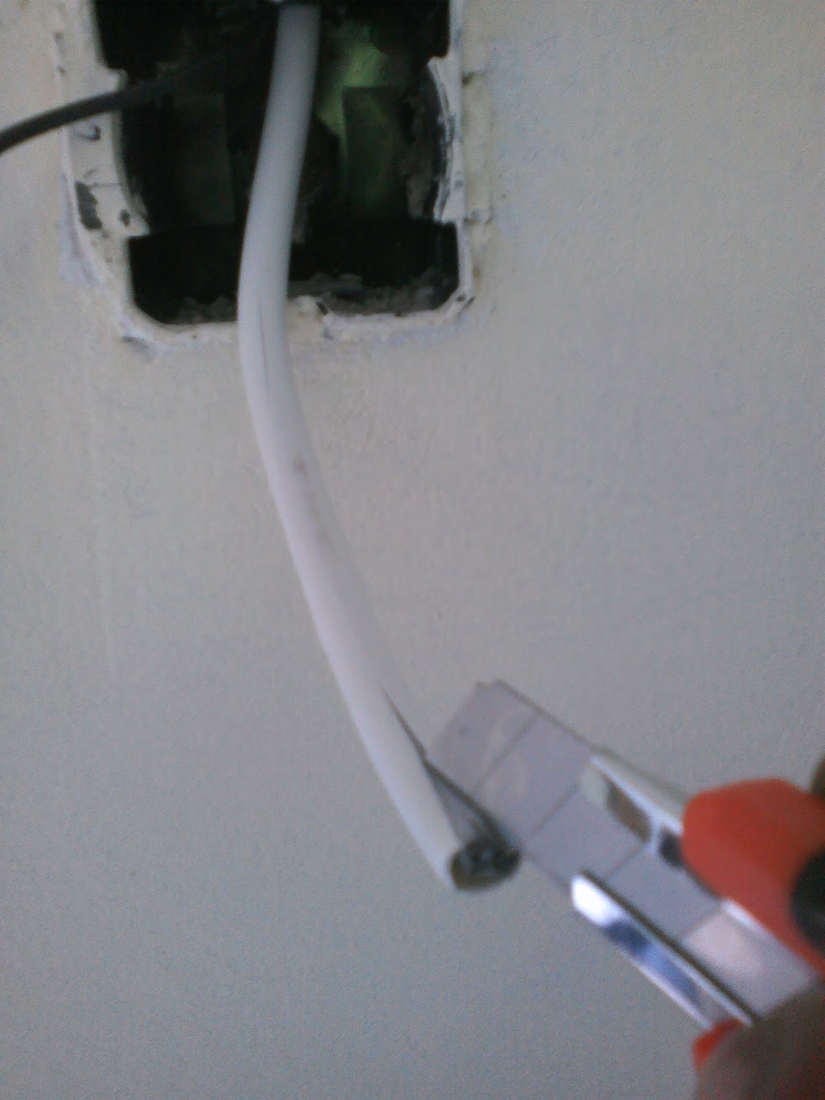 Cara mengupas kabel NYM menggunakan pisau carter