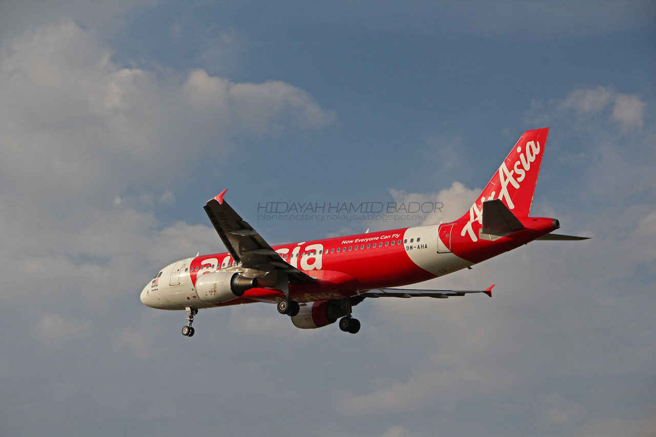 Nurul Hidayah: Plane Spotting: AirAsia Airbus A320 (9M- AHA)