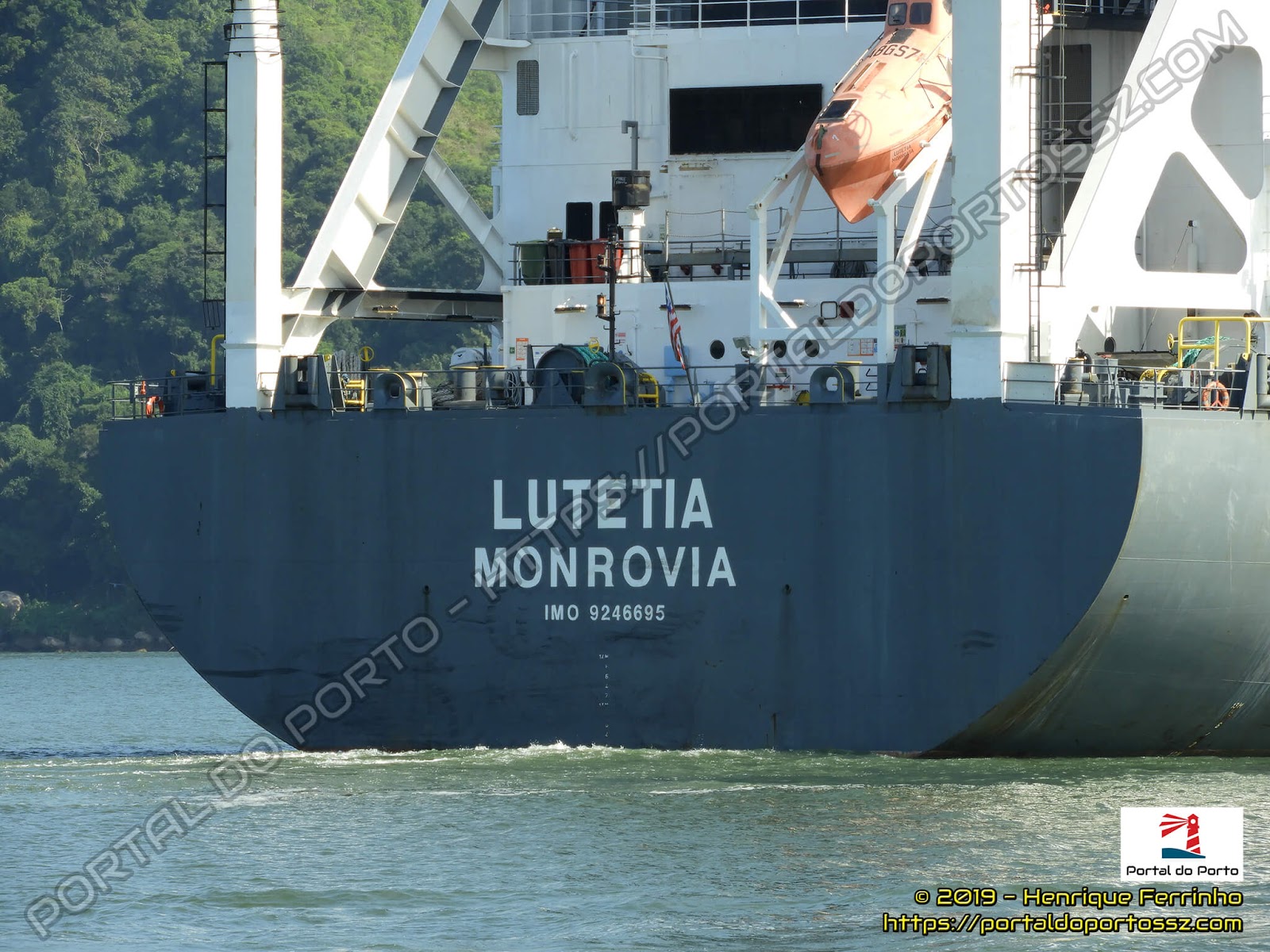 Lutetia com chaminé da HAMMONIA Reederei - Portal do Porto