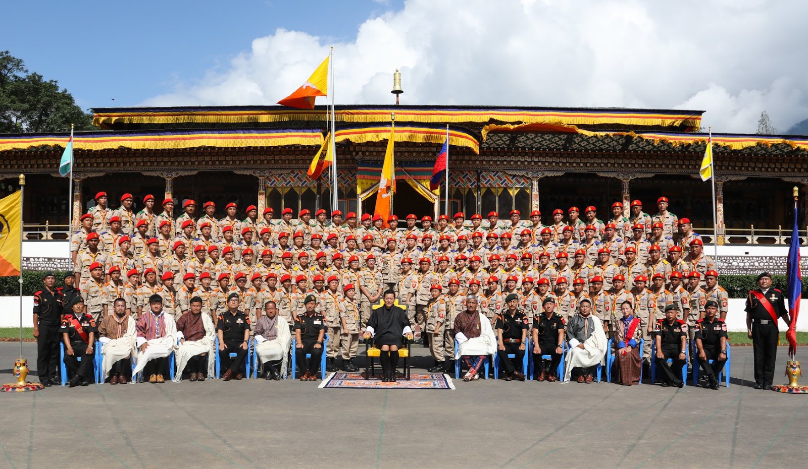 monarchico: Re del Bhutan con gli scouts