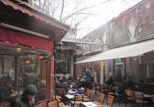 ΚΩΝΣΤΑΝΤΙΝΟΥΠΟΛΗ: ΚΑΦΕΣ ΚΑΙ ΤΣΙΓΑΡΟ ΣΤΗΝ ΚΩΝ/ΠΟΛΗ.