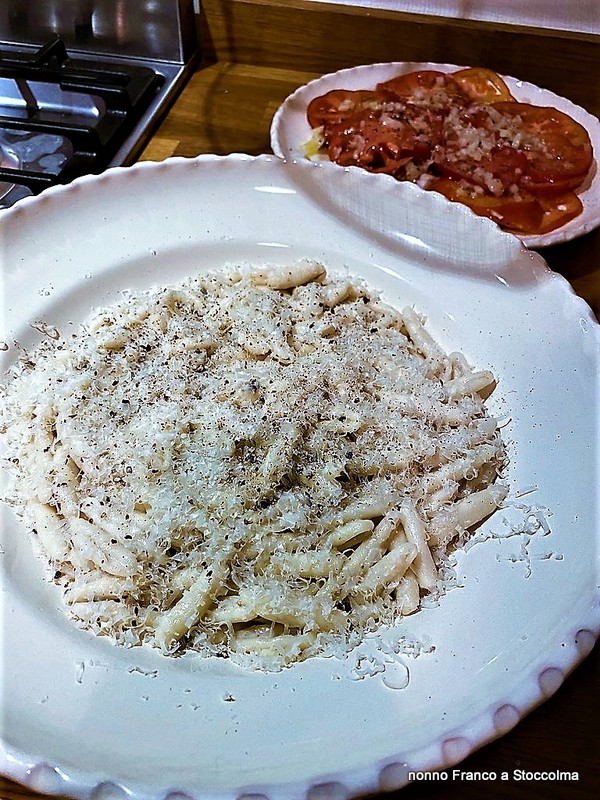 Penne cacio e pepe per nonni soli.