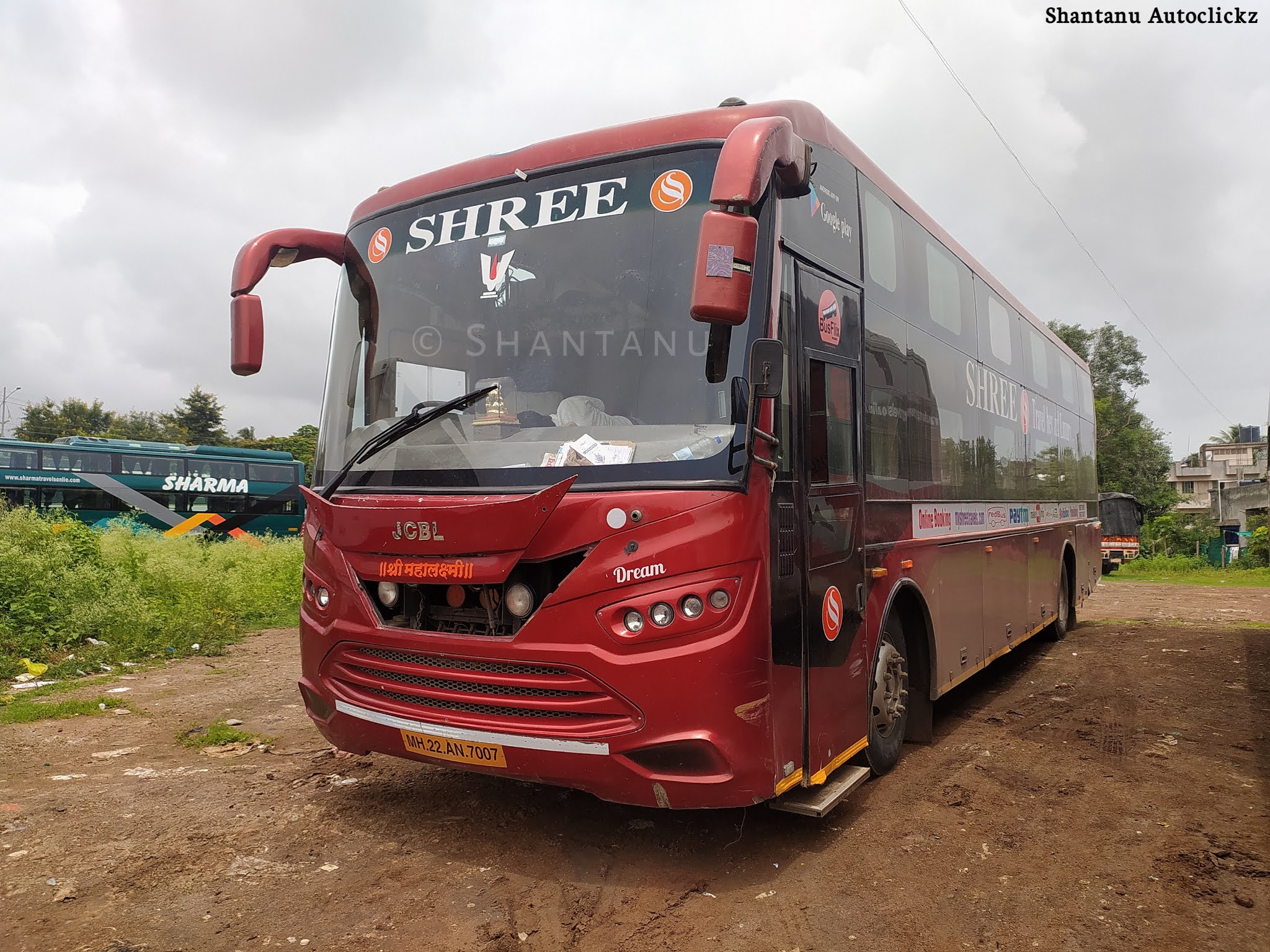 Shantanu Autoclickz: SHREE Travels Bharatbenz JCBL built AC Sleeper