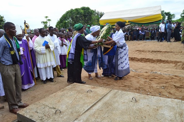 MATUKIO KATIKA PICHA: PICHA ZAIDI ZA MAZISHI YA KAPTENI JOHN KOMBA