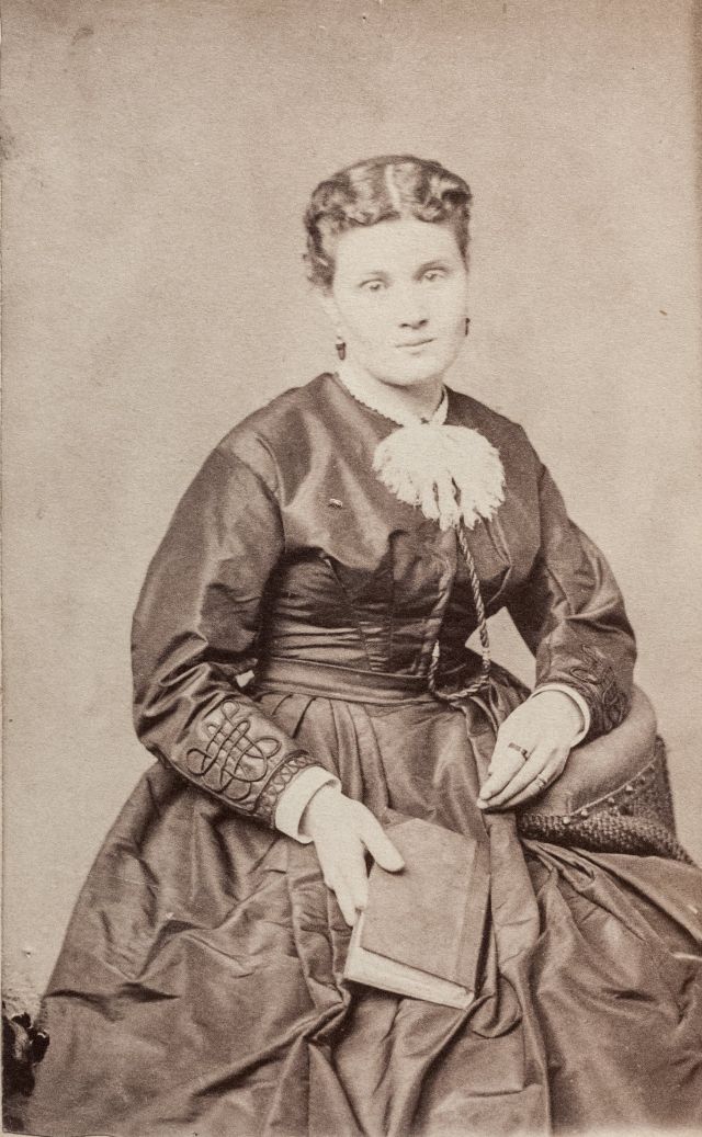 Victorian Readers: 40 Vintage Portraits of People Posing With Their ...