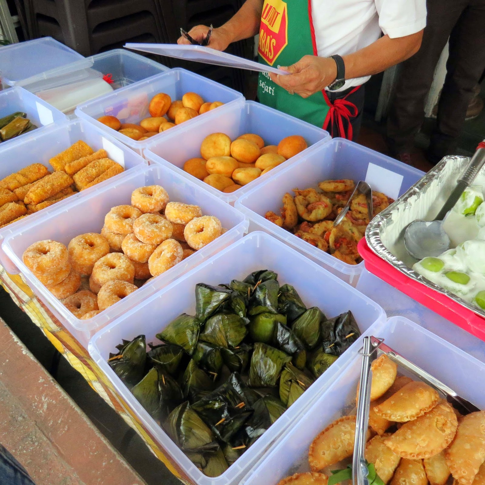 serenechoo.com: Ramadhan Food bazaar at Bussorah Street.