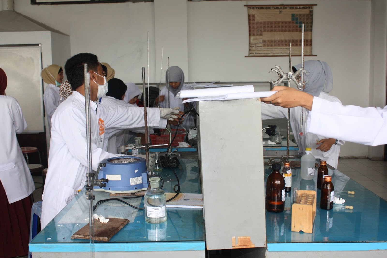 Tumbuhan Obat dan Sains: Kegiatan di Laboratorium Kimia UNP