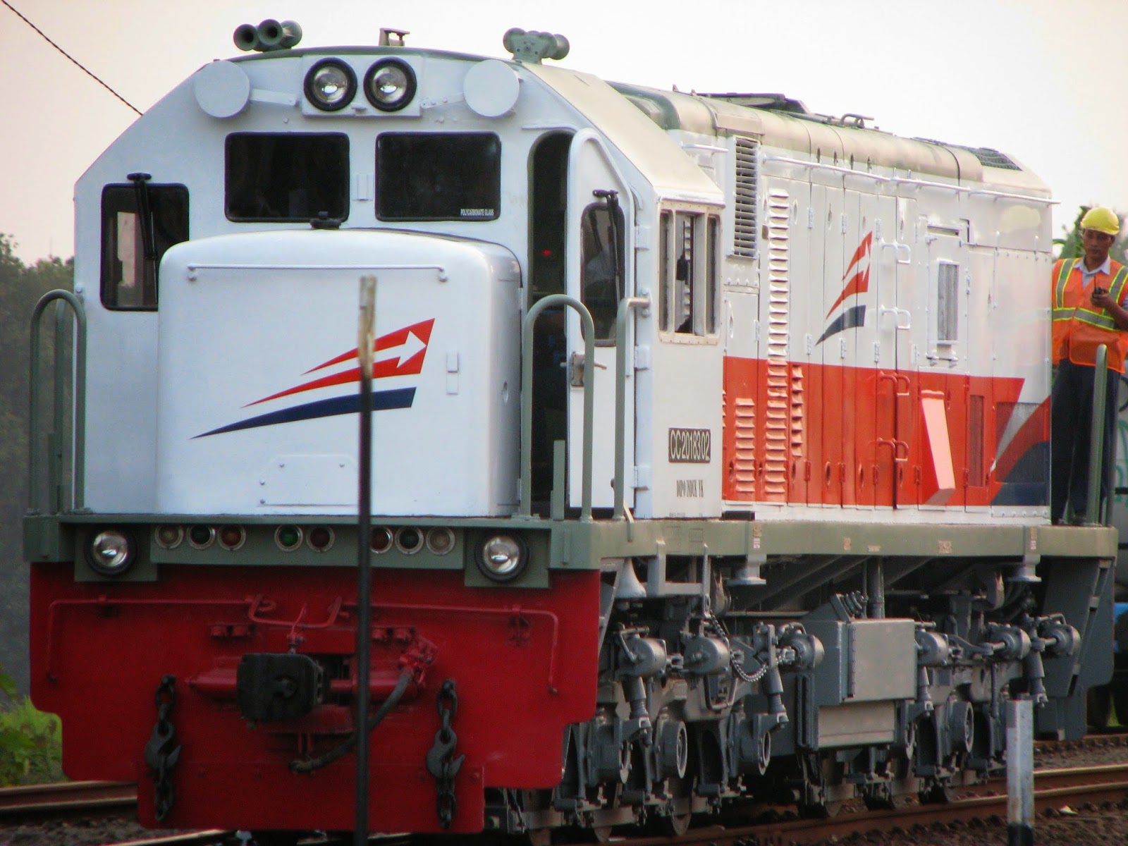 Kereta Api Indonesia: Lokomotif CC201 Melangsir Gerbong di Dipo Ketel ...