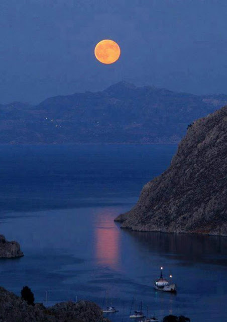 The passion of colors: full moon in Greece!