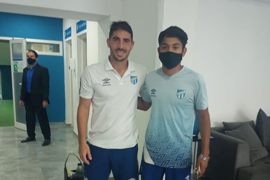 El andalgalense Tiago Gómez fue alcanzapelotas en el Monumental José Fierro