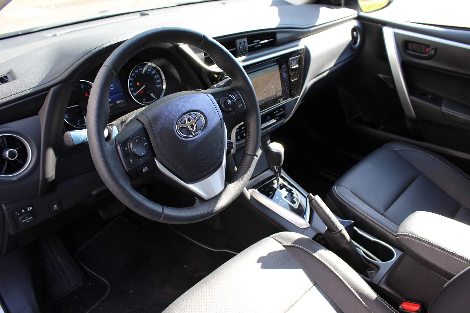 Toyota Corolla 2019 x VW Golf Highline: comparativo - vídeo