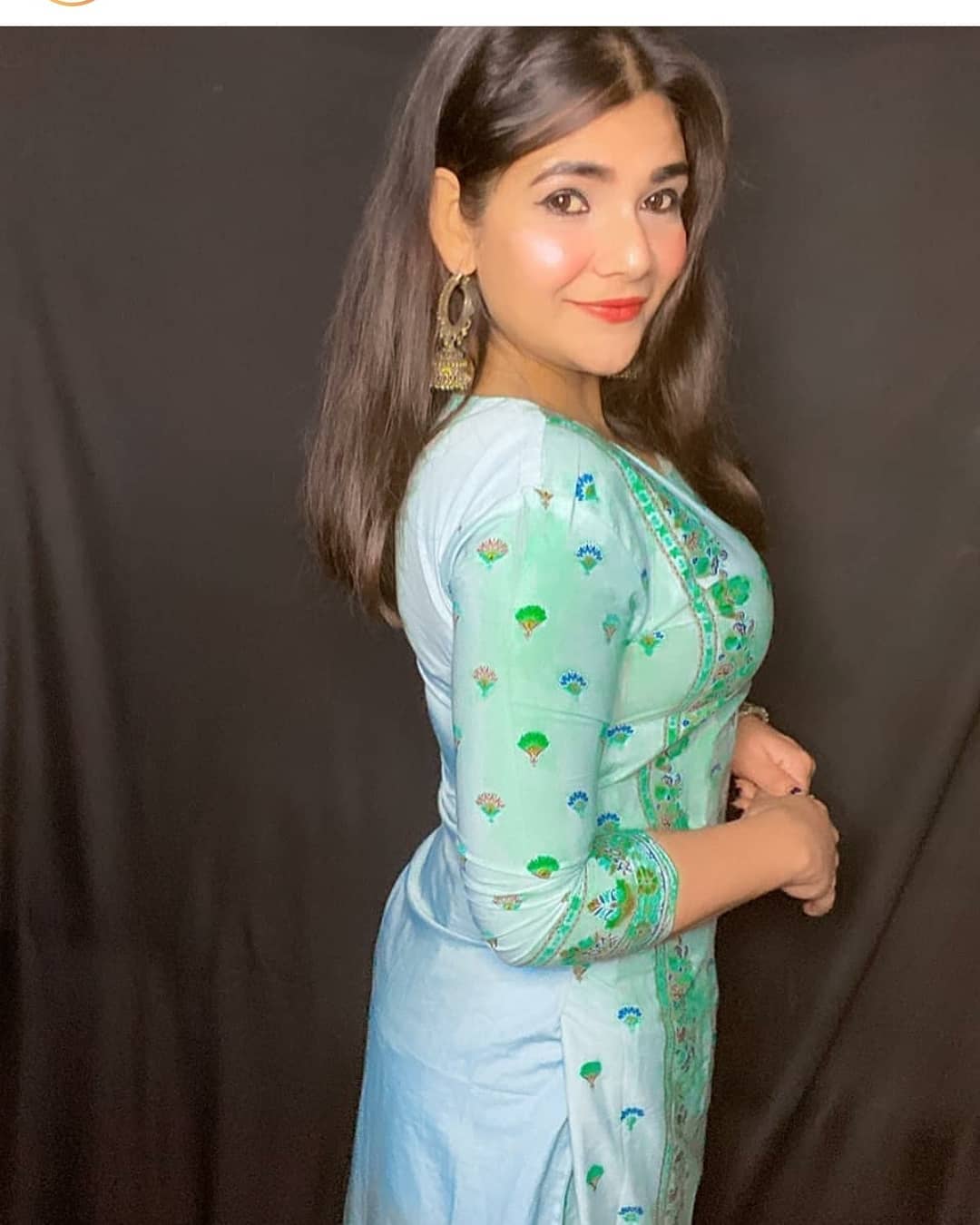 Beautiful Model Swati Mishra in Suit Photos - shoutoutly