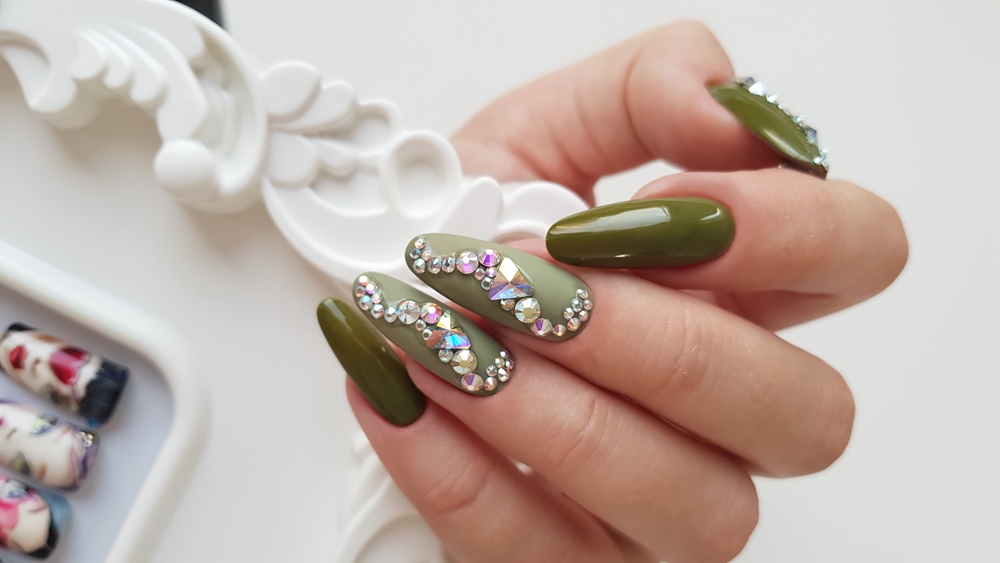 Hell's Beauty by paaatriziaa: TAKI KHAKI & MARTINI OLIVE INDIGO NAILS